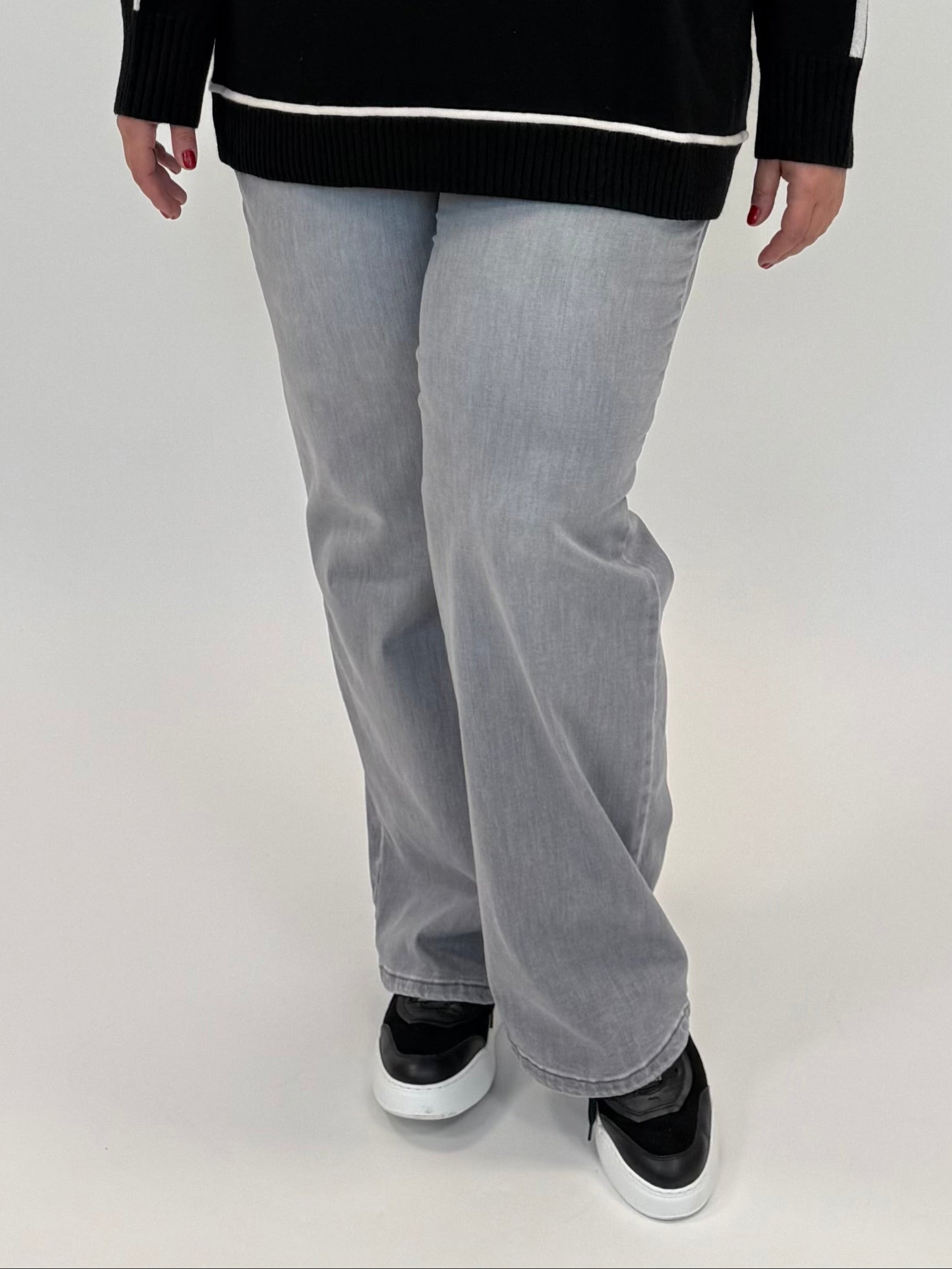 Jeans mit weitem Bein in einer grauen Waschung